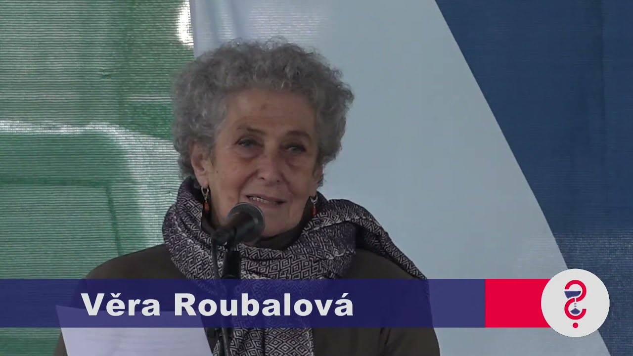 Věra Roubalová Kostlánová na Staroměstském náměstí 17. listopadu 2021 ...