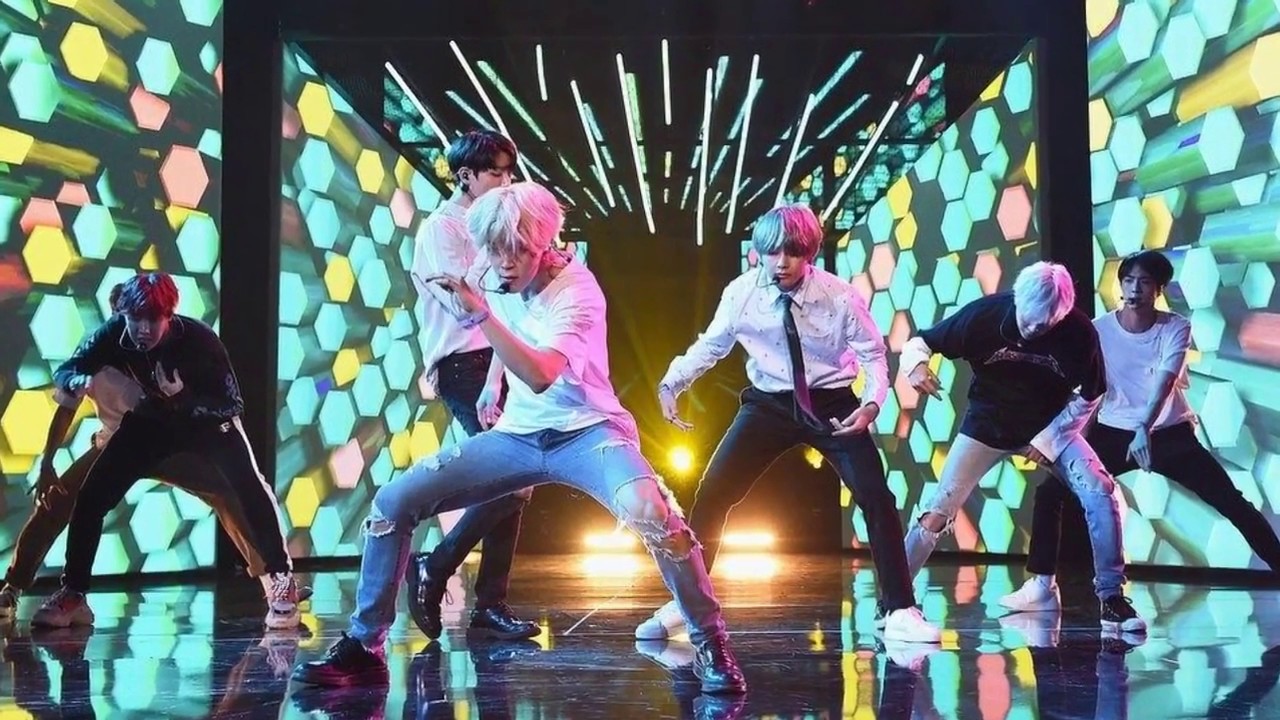 (171118) BTS at AMA's - BACKSTAGE AND REHEARSAL - YouTube