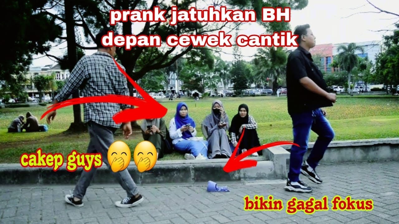 prank jatuhkan BH di depan cewek cantik - YouTube