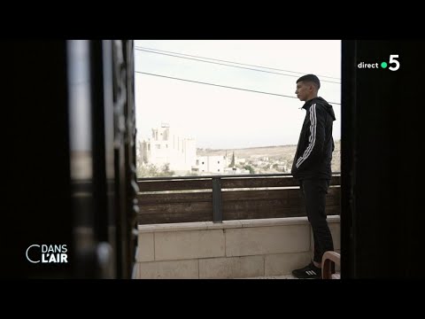 En Israël, le calvaire des prisonniers palestiniens - Reportage #cdanslair du 02.04.2024