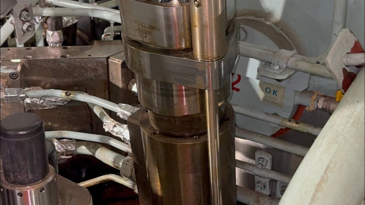 Main engine ME-C FBIV valve dismantle in just 3 minutes - YouTube