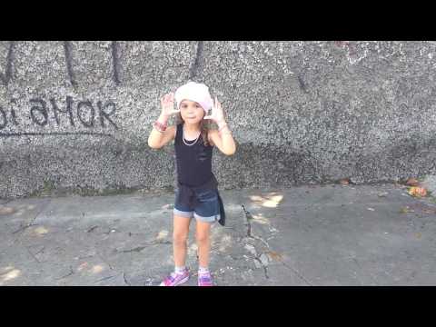 Amanda dançando Nita