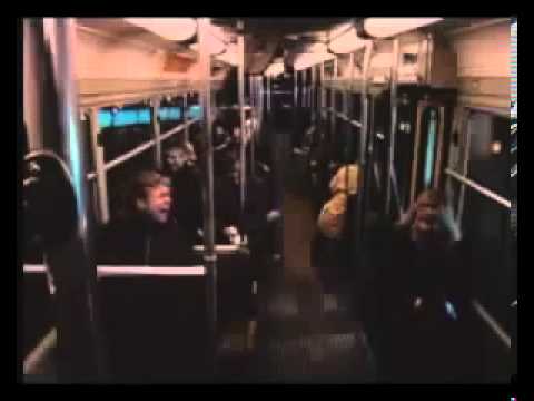Metroda gulen adam