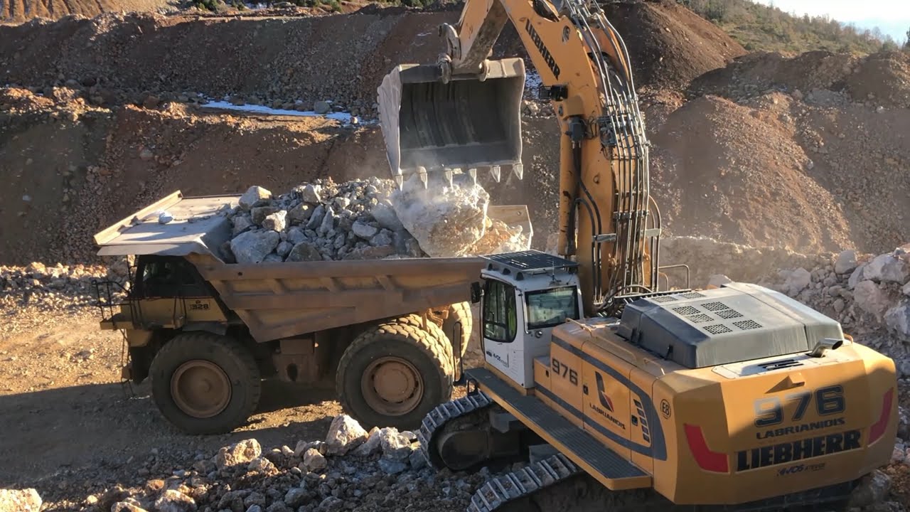 Liebherr 976 Excavator And Caterpillar 992G Wheel Loader Loading ...