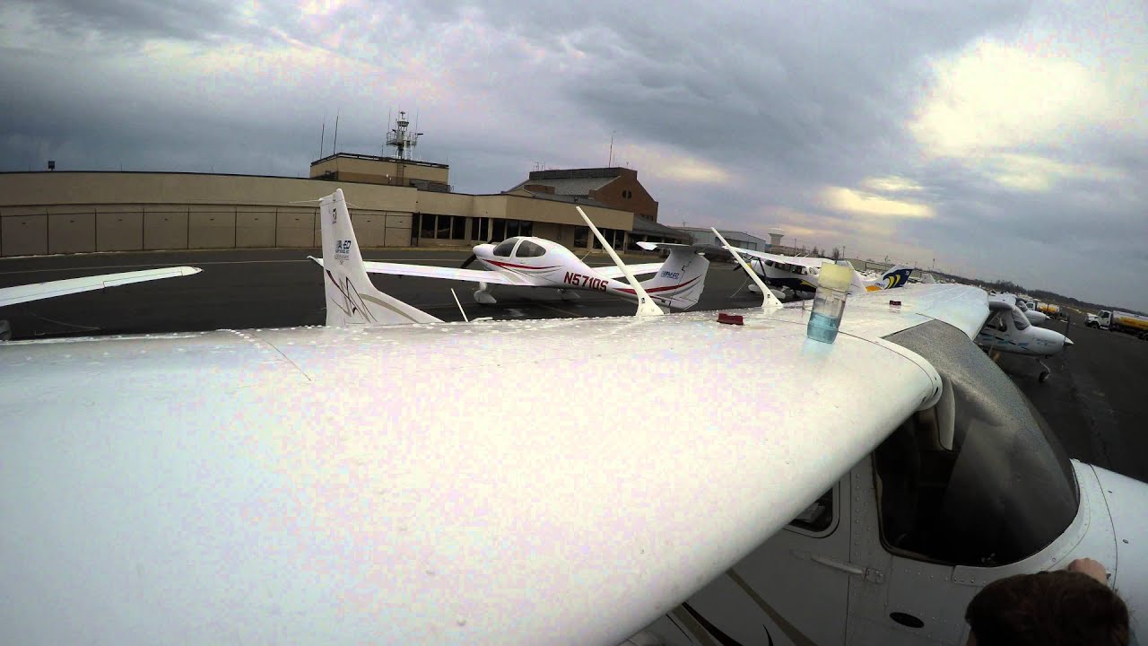 Pre-flight of a Cessna 172 - YouTube