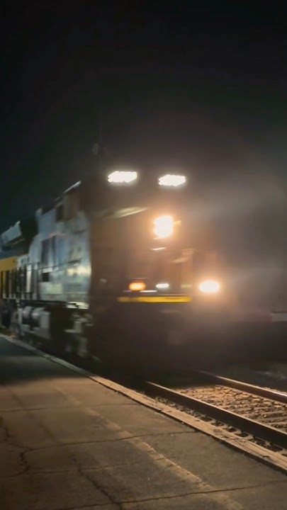 CSX Hotshot Intermodal I-017 Flies Through Nappanee, IN - YouTube