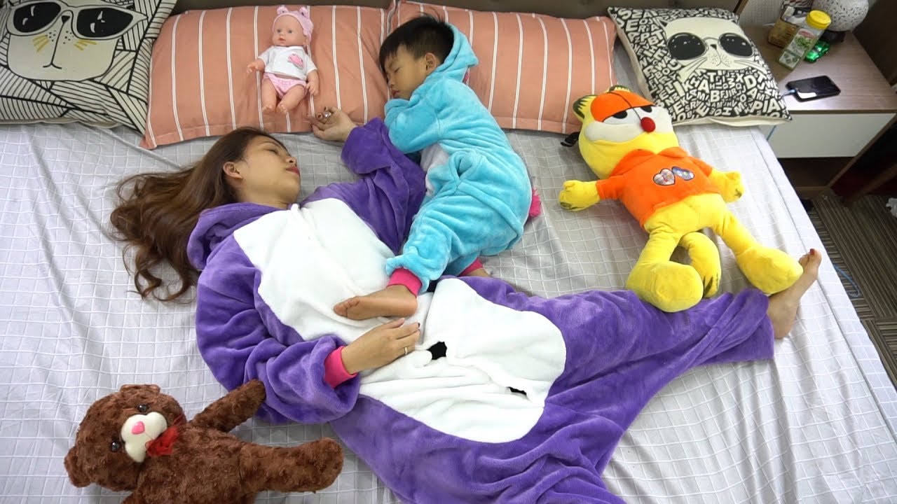 Roll over in the bed with Bong and Mommy - YouTube