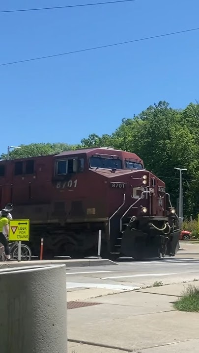 CP #8701 goes Westbound in Wauwatosa #railfanning - YouTube