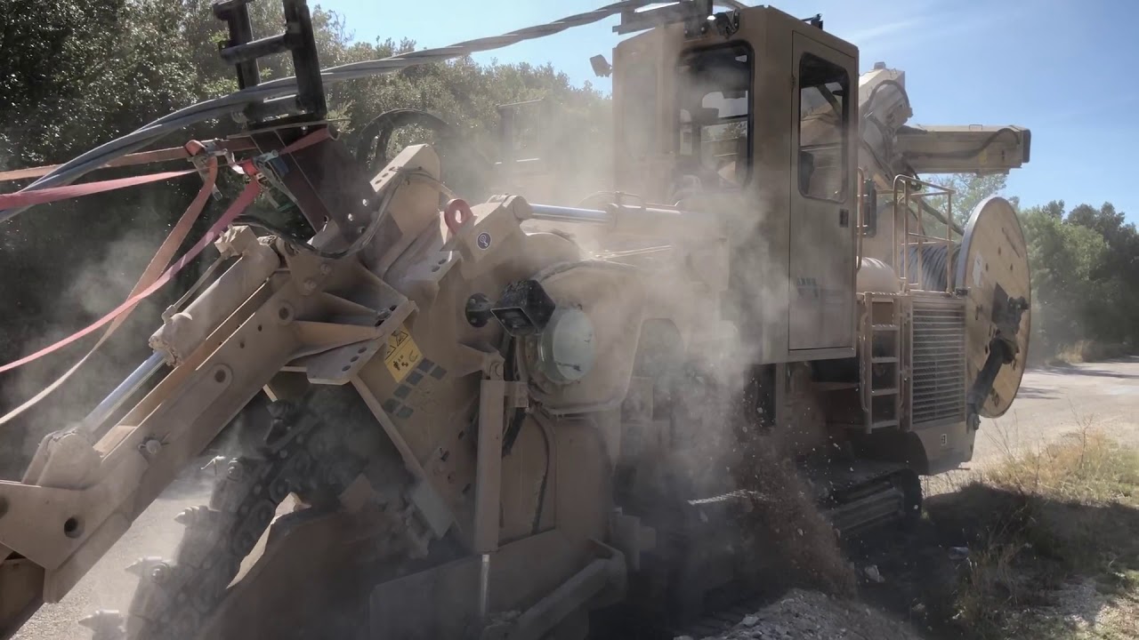Trancheuse TESMEC 950R avec caisson de pose et porte touret - YouTube