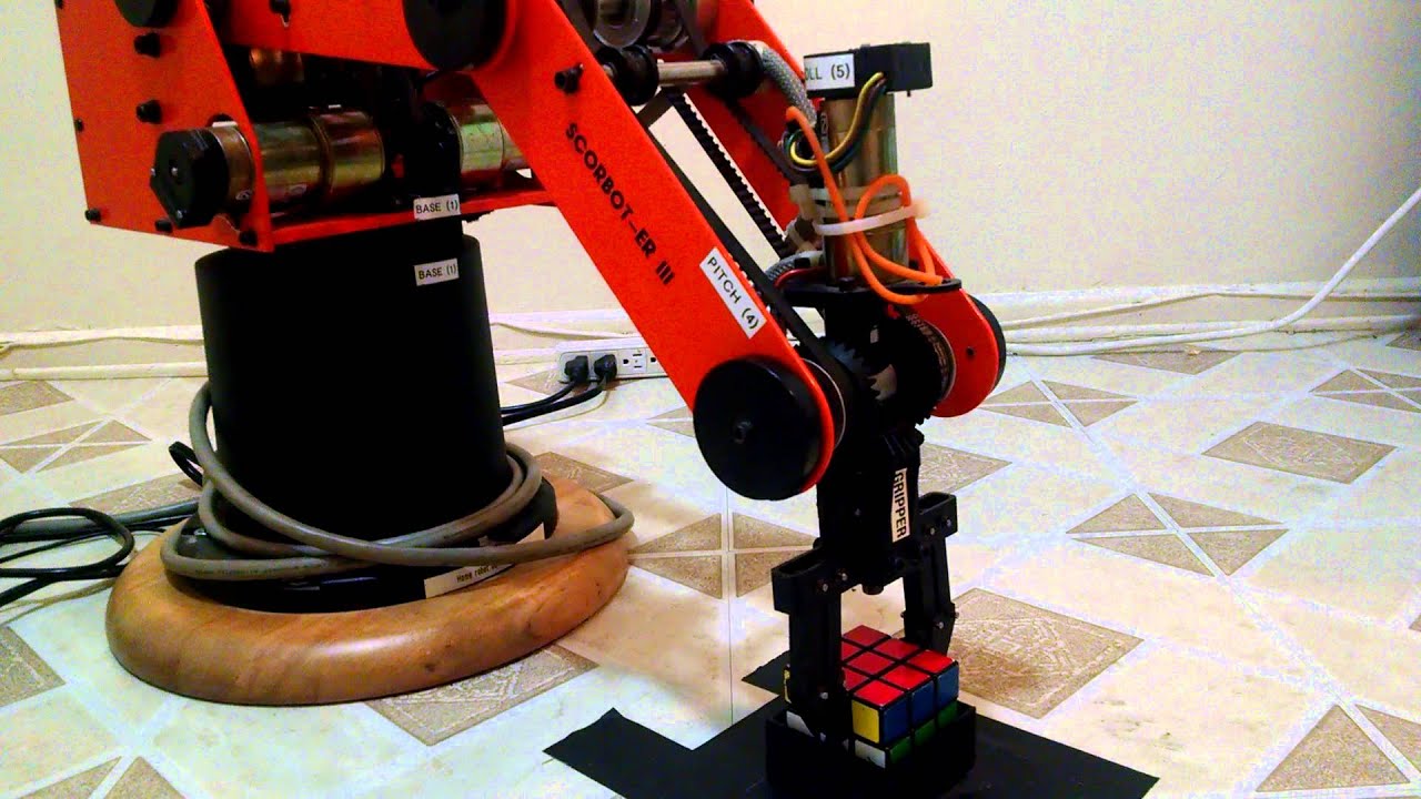Robot arm putting a pattern in a Rubik's cube - YouTube