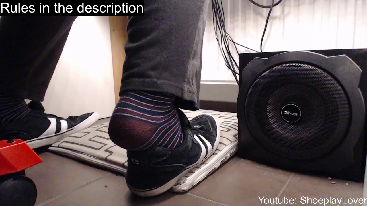 Shoeplay Stream: Wearing red striped socks and random sneakers doing ...
