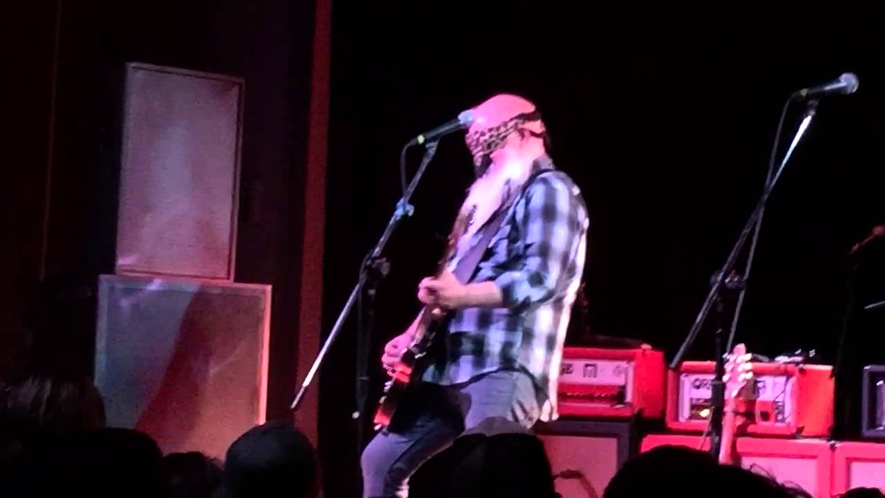 Eagles of death metal - Encore guitar battle - YouTube