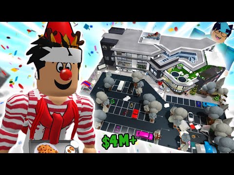 touring a BLOXBURG MEGA MALL with EVERY ITEM in the game... it's insane ...