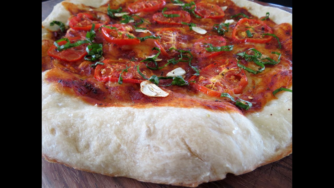 Pizza Vegana de Tomates y Ajos -- The Frugal Chef - YouTube