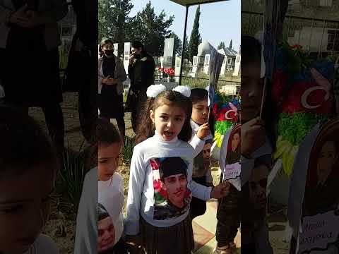 Tovuz r.Əyyublu k.1n-li məktəbin Gizir İlqar Zeynallı adına 1a sinfi Şəhidin məzarı önündə 2 ci his