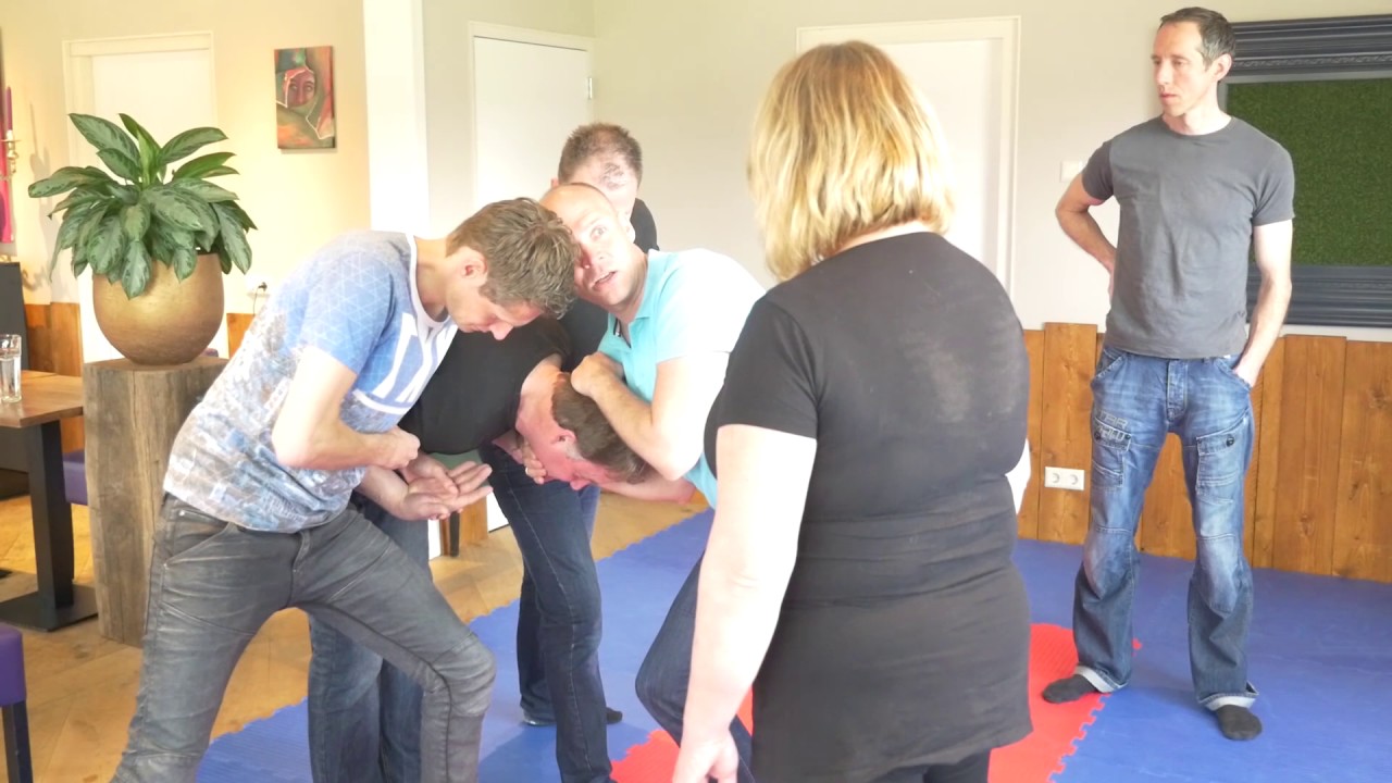 ‘hoofd en kin’ techniek | Agressie in de zorg | Contra Trainingen - YouTube