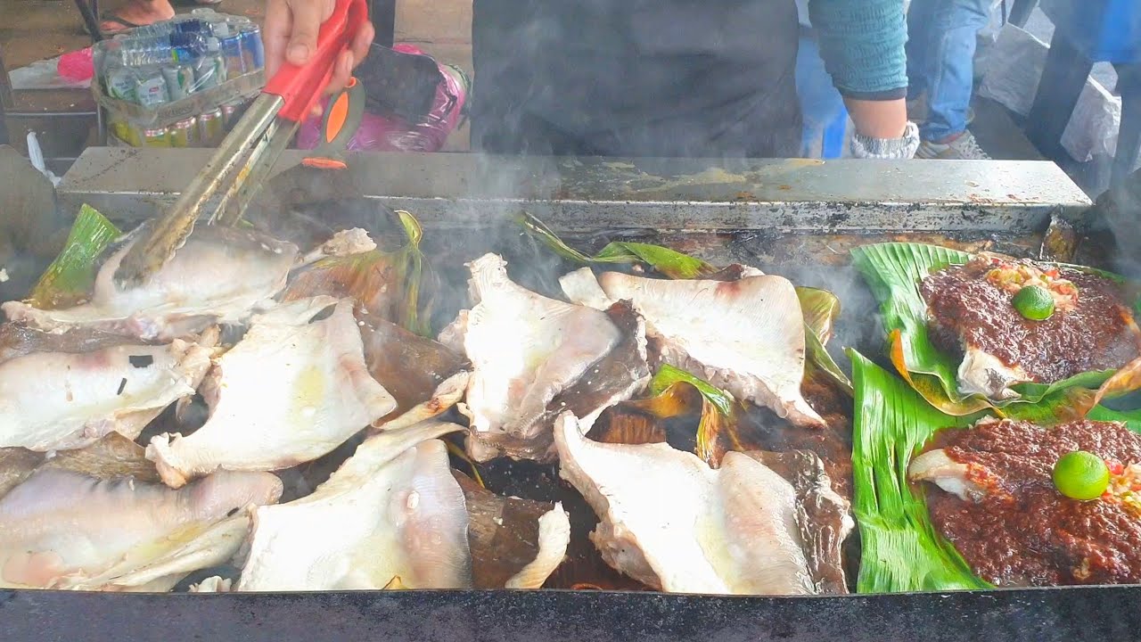 BBQ SPICY SAMBAL STINGRAY COOKED IN BIG PAN • SAMBAL IKAN BAKAR【叁巴魔鬼鱼 ...