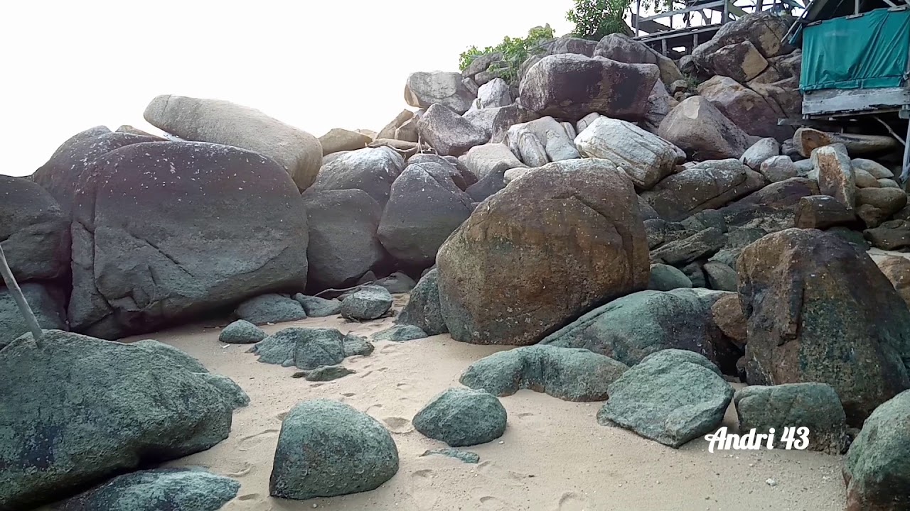 Bebatuan di pantai - YouTube