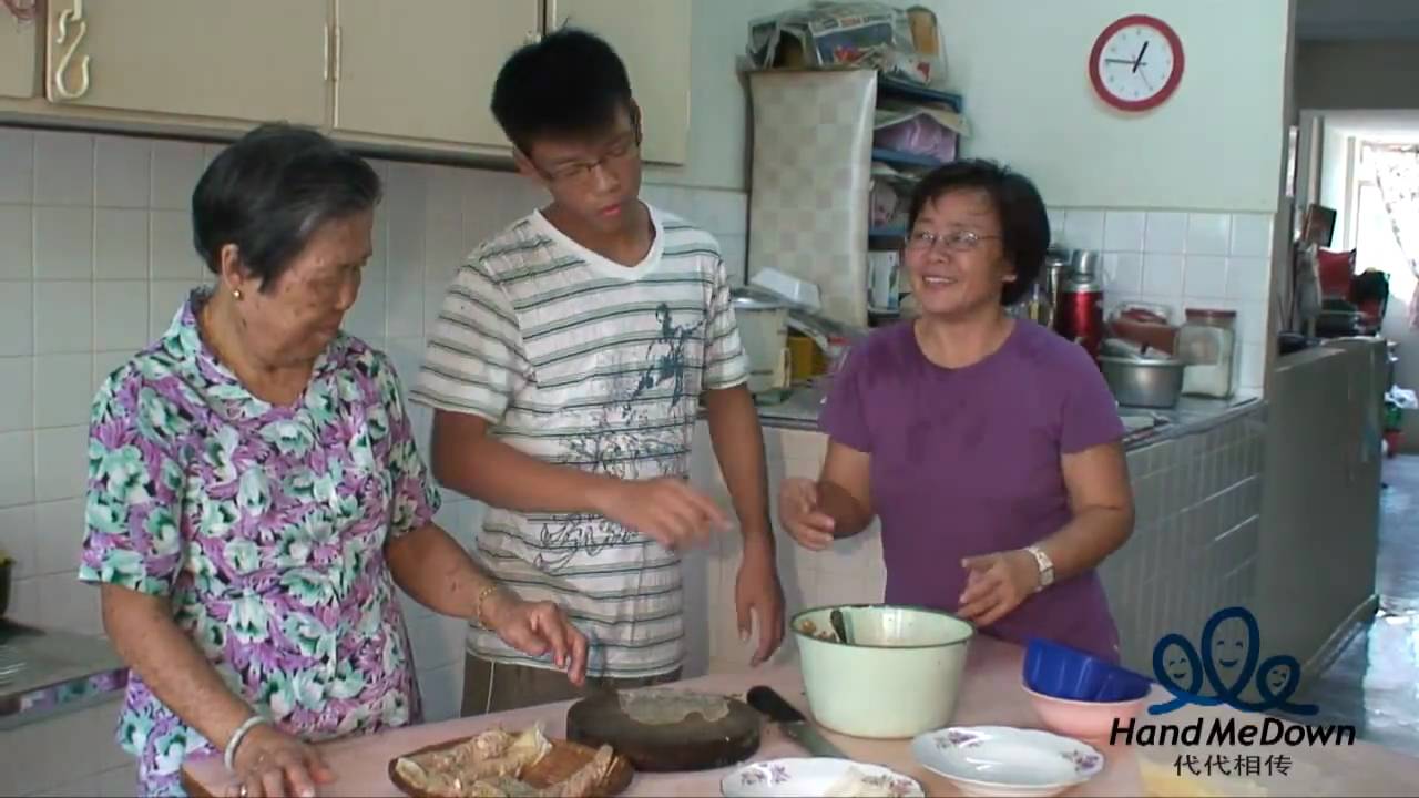 Team Family Choo Making Ngoh Hiang Together - YouTube