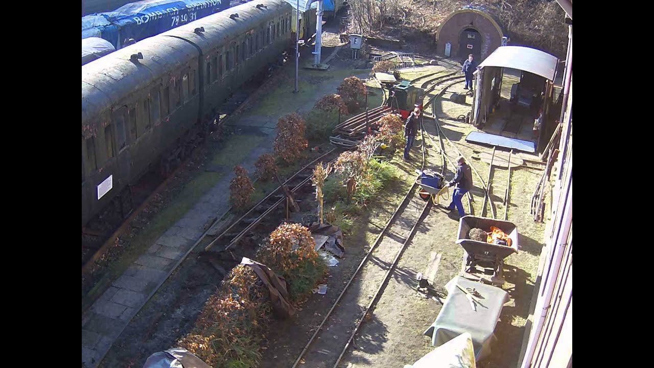 Gleisbau auf der Feldbahn - YouTube