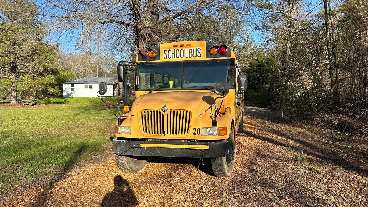 Bus 20 - Walk-around Tour (2002 International) - YouTube