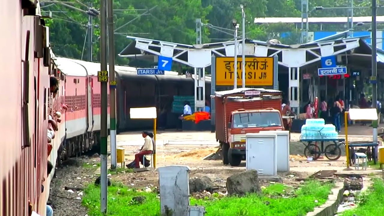 Pawan Express Entering Itarsi Junction & Crossing Patna Bound ...