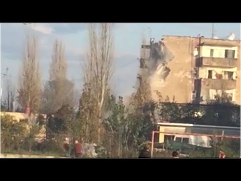 VIDEO/ Tragjike, vazhdojne shembjet e pallateve ne Thumane | ABC News Albania