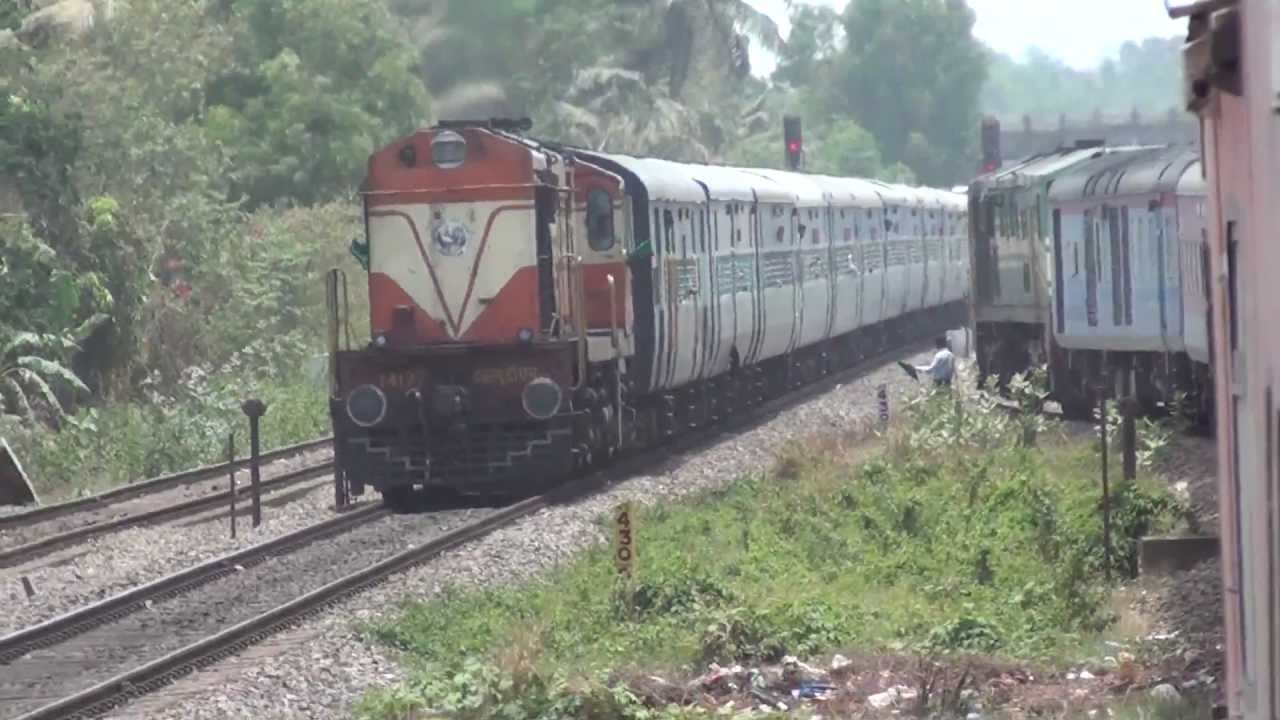 Nagercoil-Gandhidham Express Crossing TVC Rajdhani Express At Verna ...