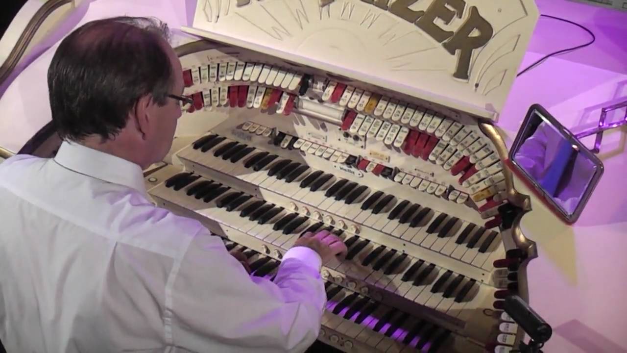 Phil Kelsall at the Blackpool Tower Wurlitzer organ - YouTube