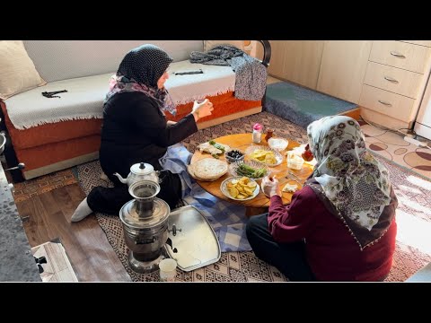 Köyde sabahtan akşama ￼Köy kahvaltısı akşam yemeğine kelem sarması ￼