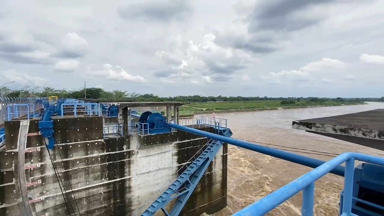 BOJONEGORO - Curah Hujan Tinggi, Debit Air Bengawan Solo Mendekat Level ...