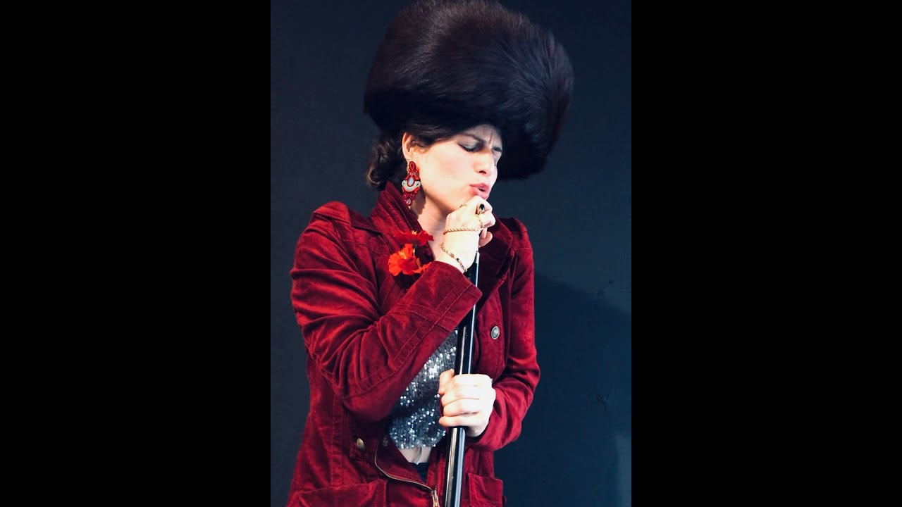 Lea Kalisch sings Yiddish - YouTube