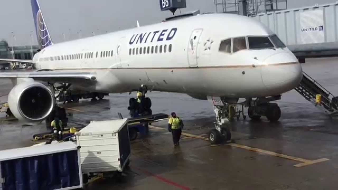 United 757 Pulling into Gate at O'Hare (with Cargo Door Issues) - YouTube