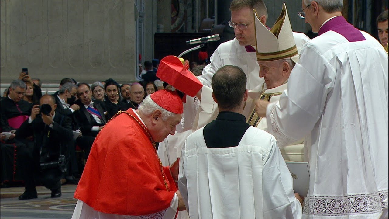 Le pape François remet la barrette au Cardinal Jean-Marc Aveline - YouTube