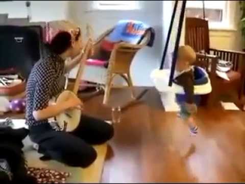 Müzik Sesinin Duyunca Yerinde Duramayan Bebek