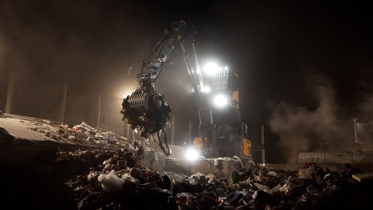 First Look | Hyundai HX220 Material Handler with Civil Logistics - YouTube