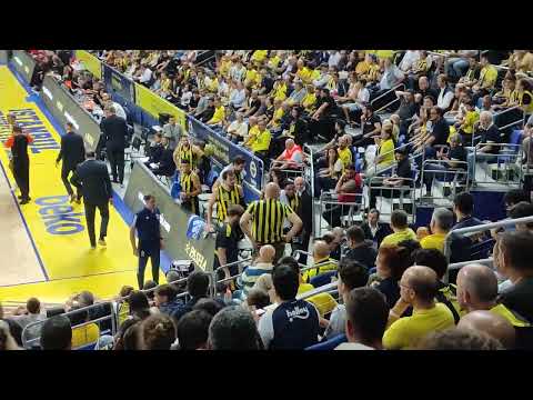 Sağ diz ön çapraz bağları yırtılan Scottie Wilbekin, acılar içinde soyunma odasına taşınır
