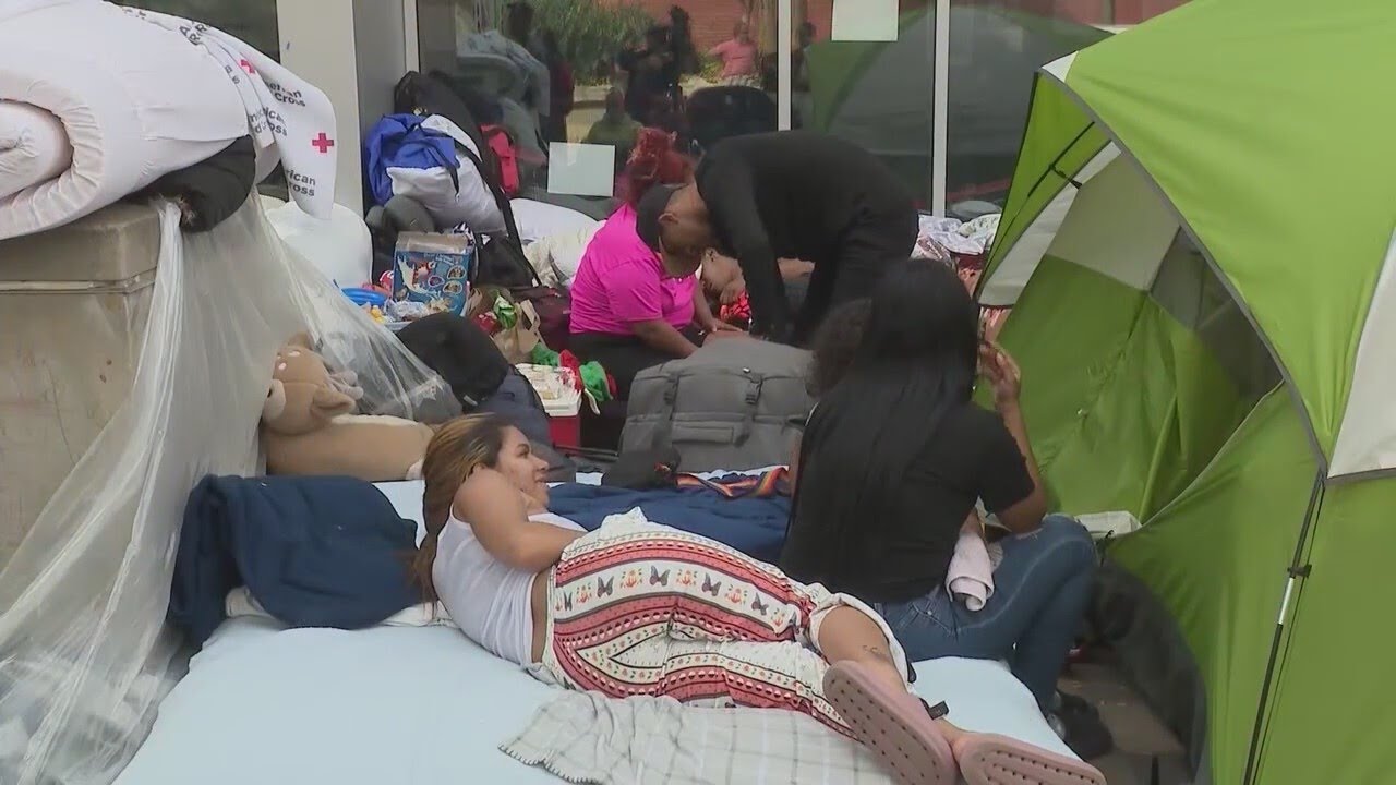 Alivio Medical Center providing care for Chicago migrant families - YouTube