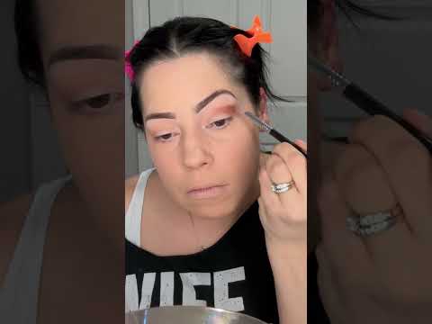 Easy eye shadow tutorial! - YouTube