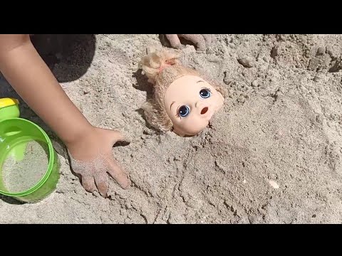 Eylül Baby Alive'ı Kuma Gömdü | fun kids video