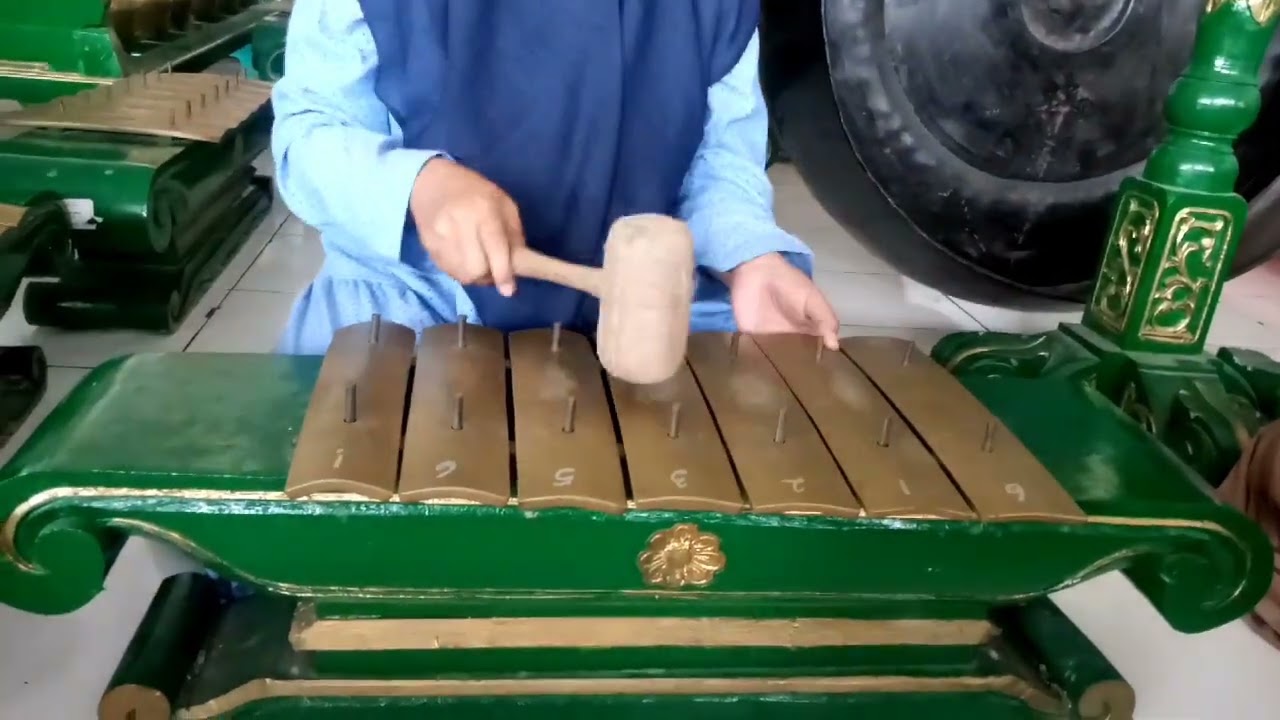 Bermain Alat Musik Pianika Dan Saron Barung - YouTube