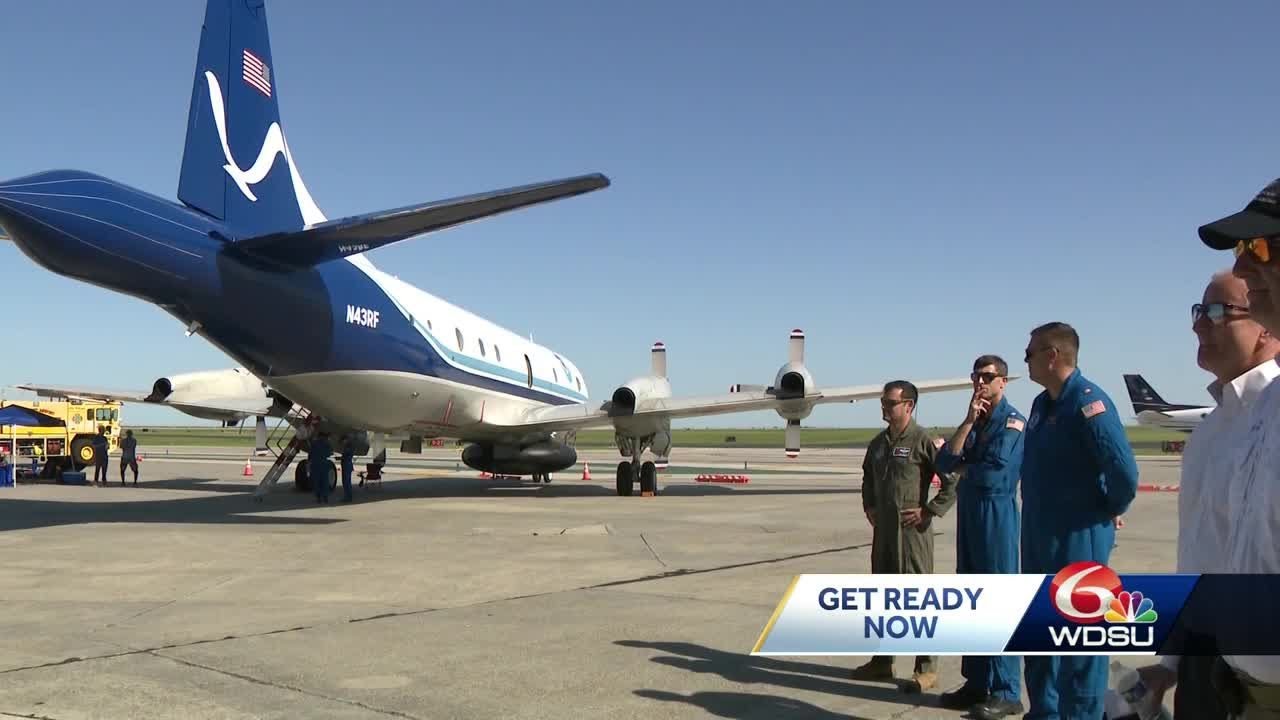 Meet the hurricane hunters and learn what they do - YouTube