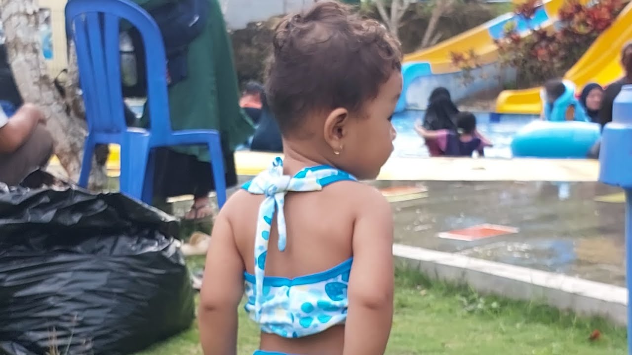 Hanum Pertama Kali Berenang di Citra Grand Mutiara Waterpark - YouTube