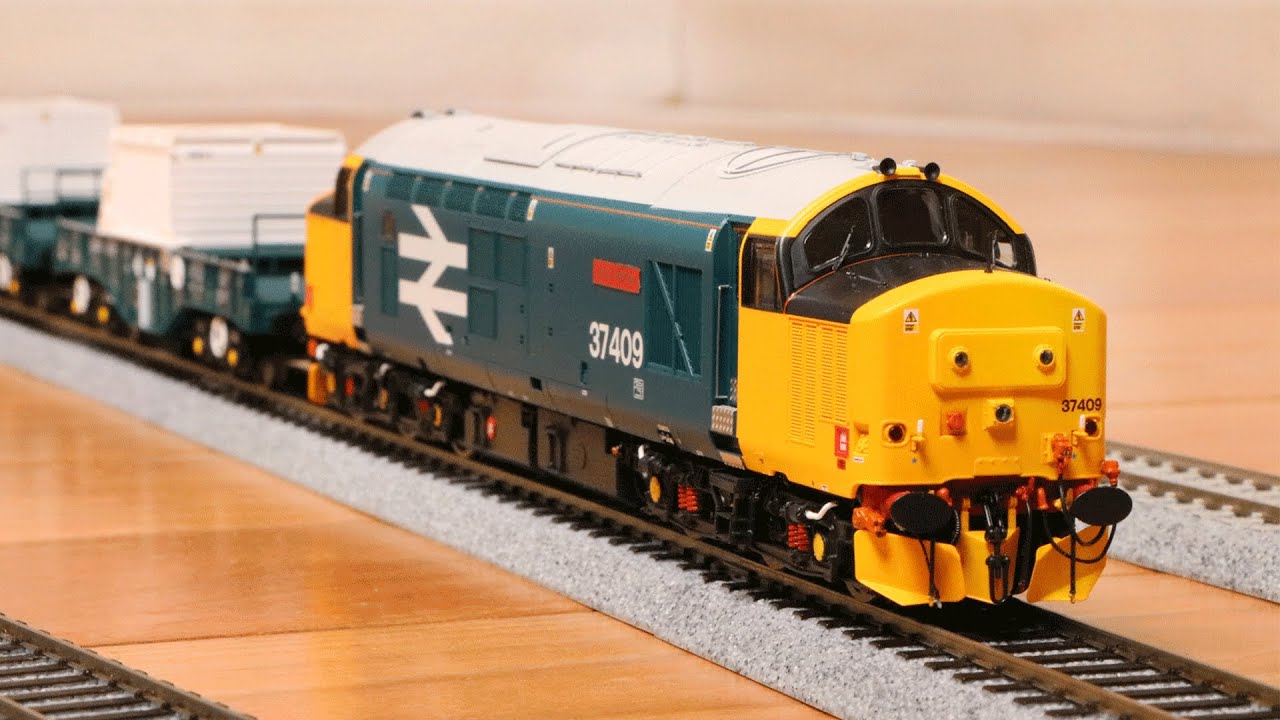 Accurascale Class 37 Nuclear Train OO Unboxing - YouTube