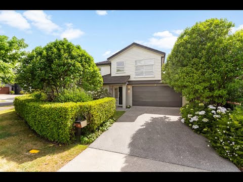 Like New-Impeccably Presented In The Lakes - 40 Pickaberry Avenue ...