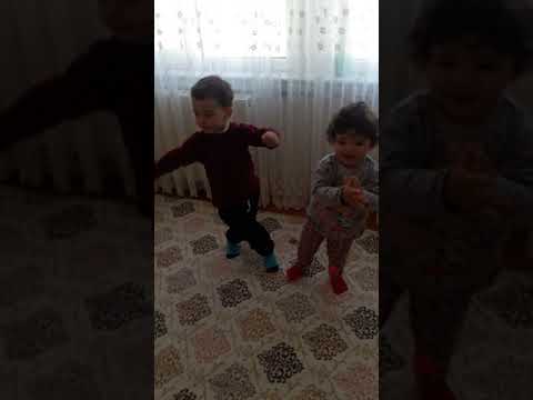 Iki kardeş oyun havası oynuyor helâl olsun mutlaka izle.