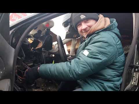 Bezdomni  w aucie pod kołdrami będzie nam ciepło