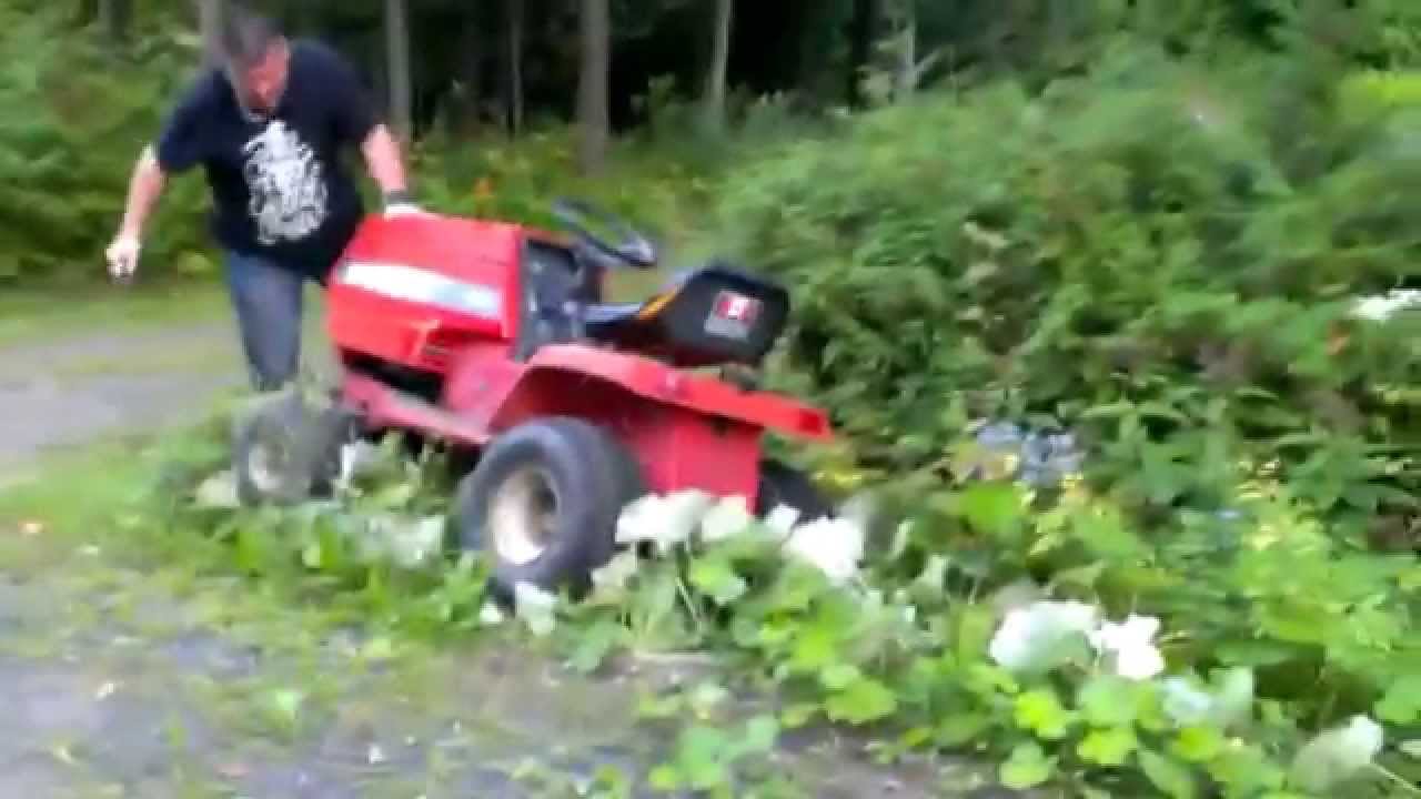 Accident de Tracteur a gazon CRAMPANT ! / Riding Lawn mower crash funny ...