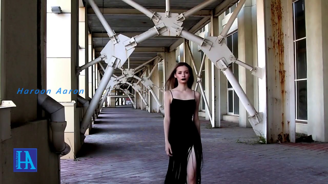 model's beautiful walk - YouTube