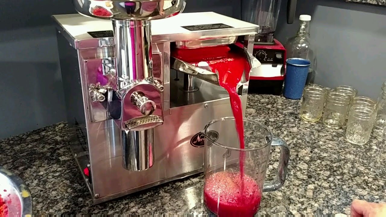 That Chipper Guy Workin in the Kitchen!!!! - YouTube